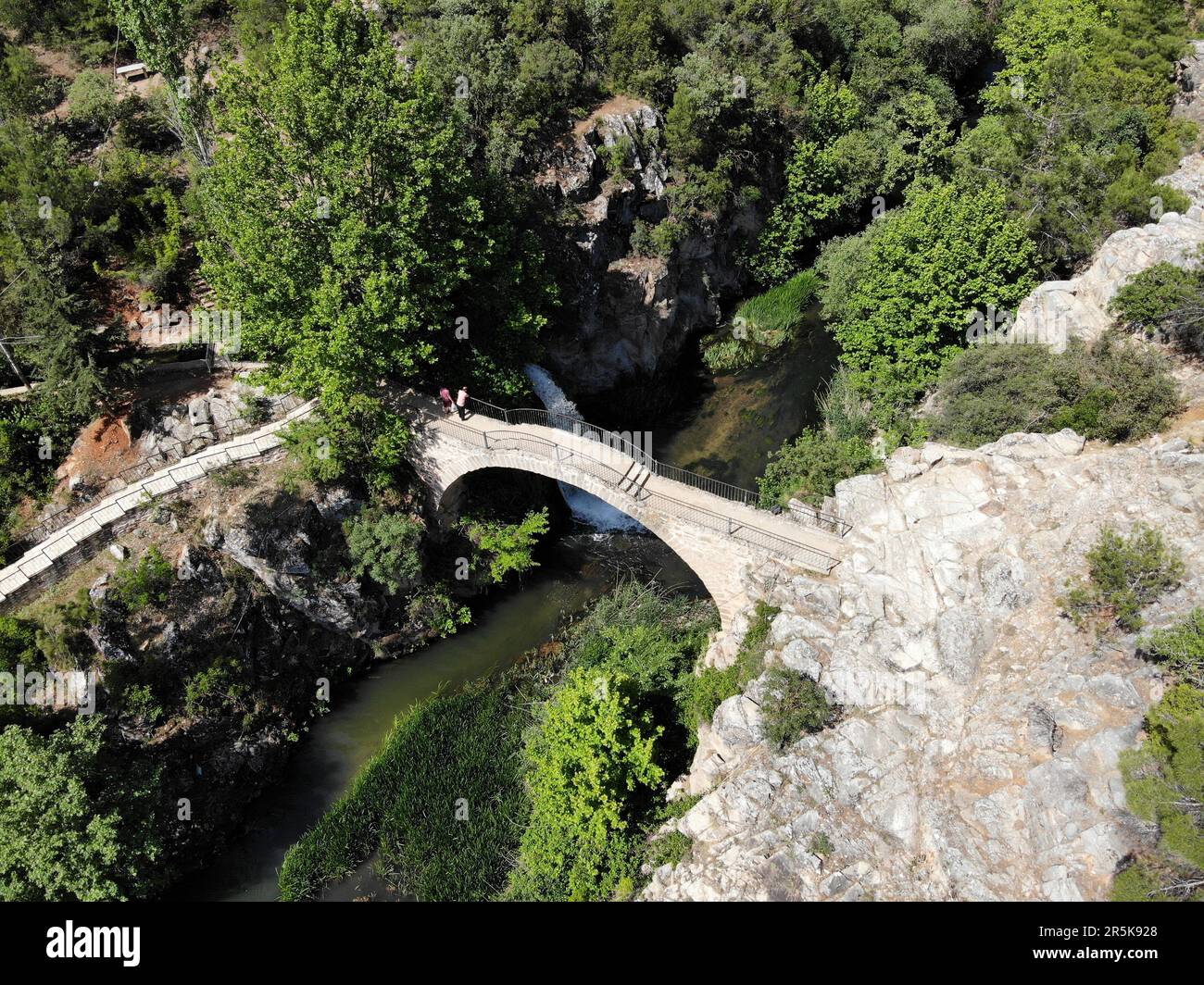Le pont et la cascade de Clandras, situés à Usak, en Turquie, est une ...
