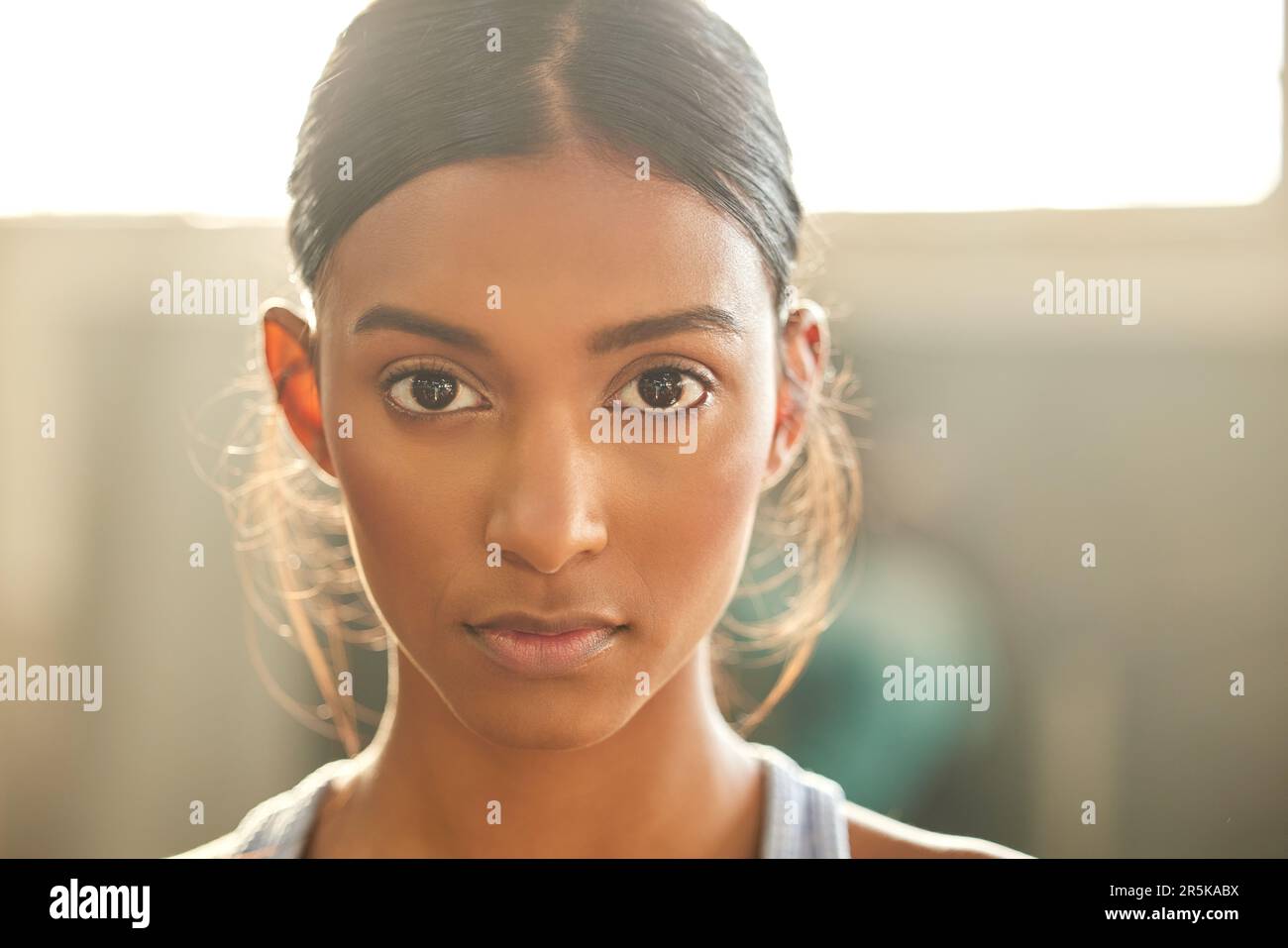 Fitness, portrait ou femme indienne à la salle de gym pour une séance d ...
