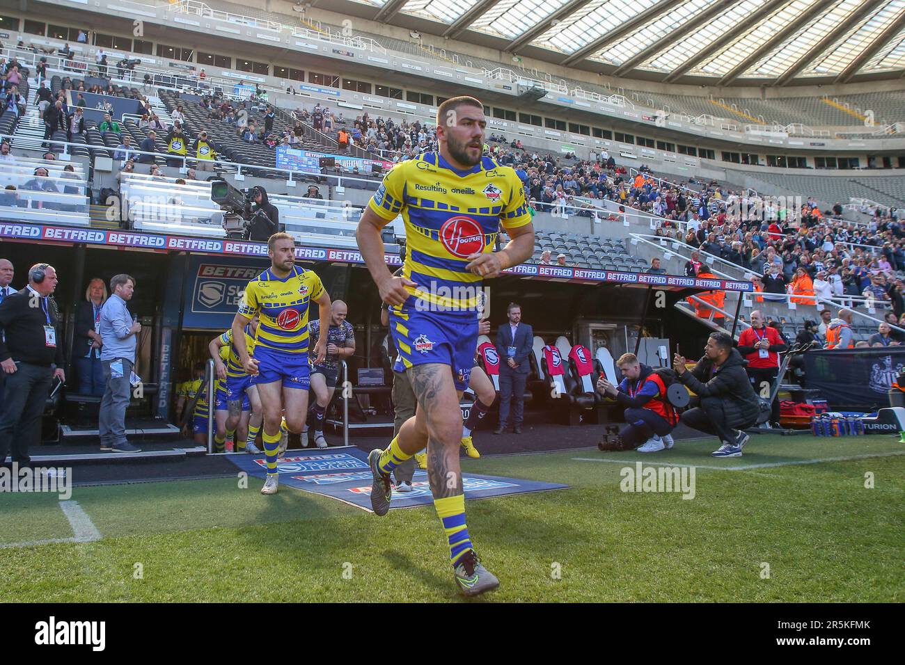 Greg Minikin #21 de Warrington Wolves part sur le terrain pendant le ...
