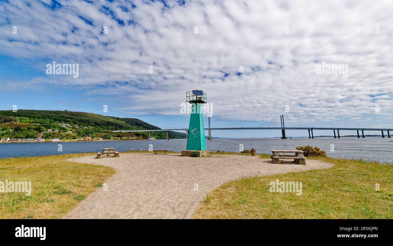 Le phare vert de l'Écosse d'Inverness sur Carnac ou Carnarc pointe vers ...