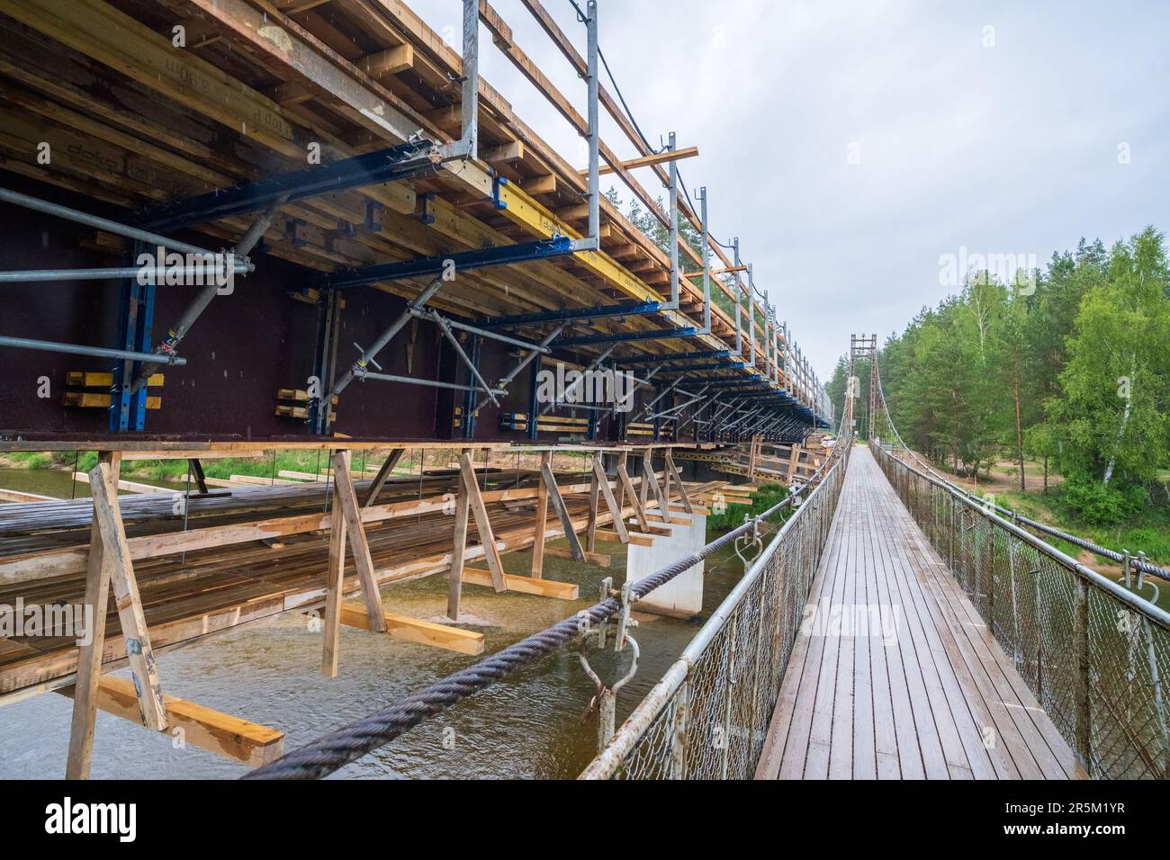 Construction d'un pont au-dessus de la rivière Gauja en Lettonie ...