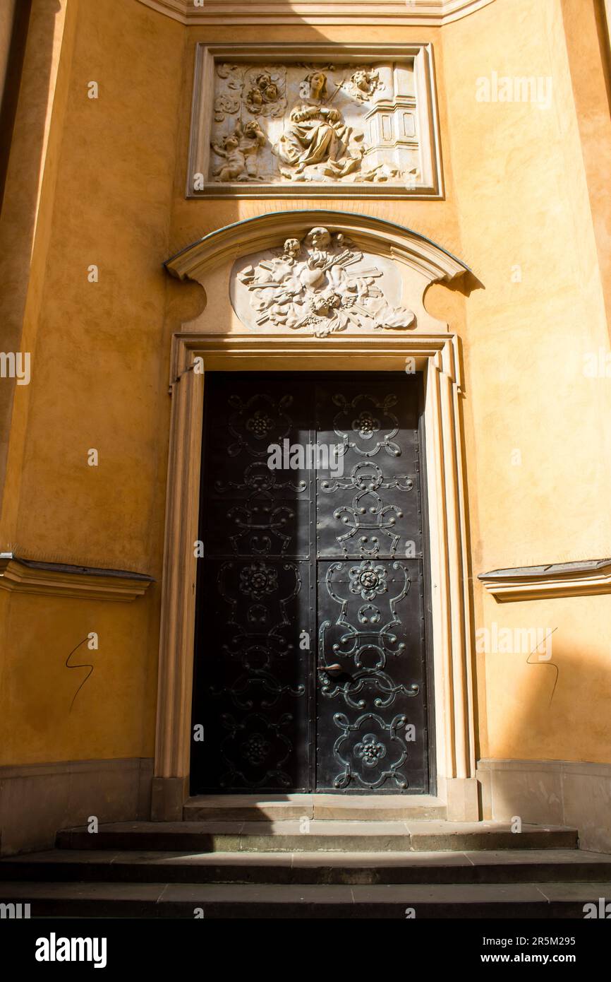 Façade de l'église médiévale autour de Stary Rynek, place du marché de ...