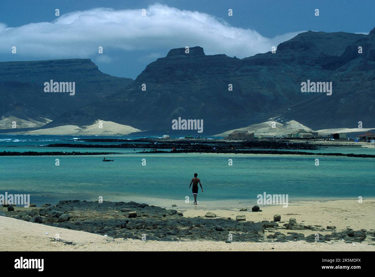 La plage de Praia Grande dans le paysage sur l'île de Sao Pedro sur les ...