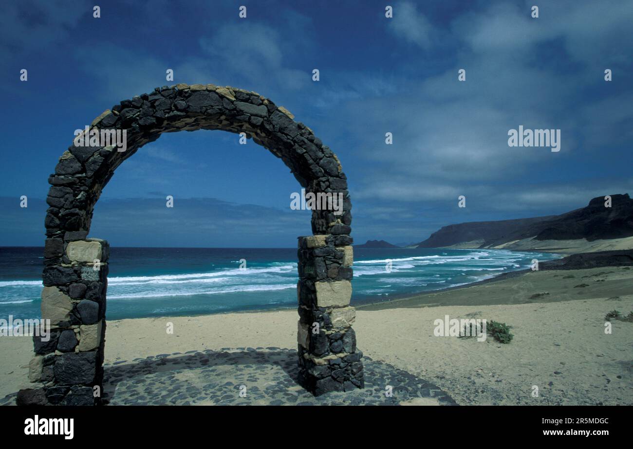 La plage de Praia Grande dans le paysage sur l'île de Sao Pedro sur les ...