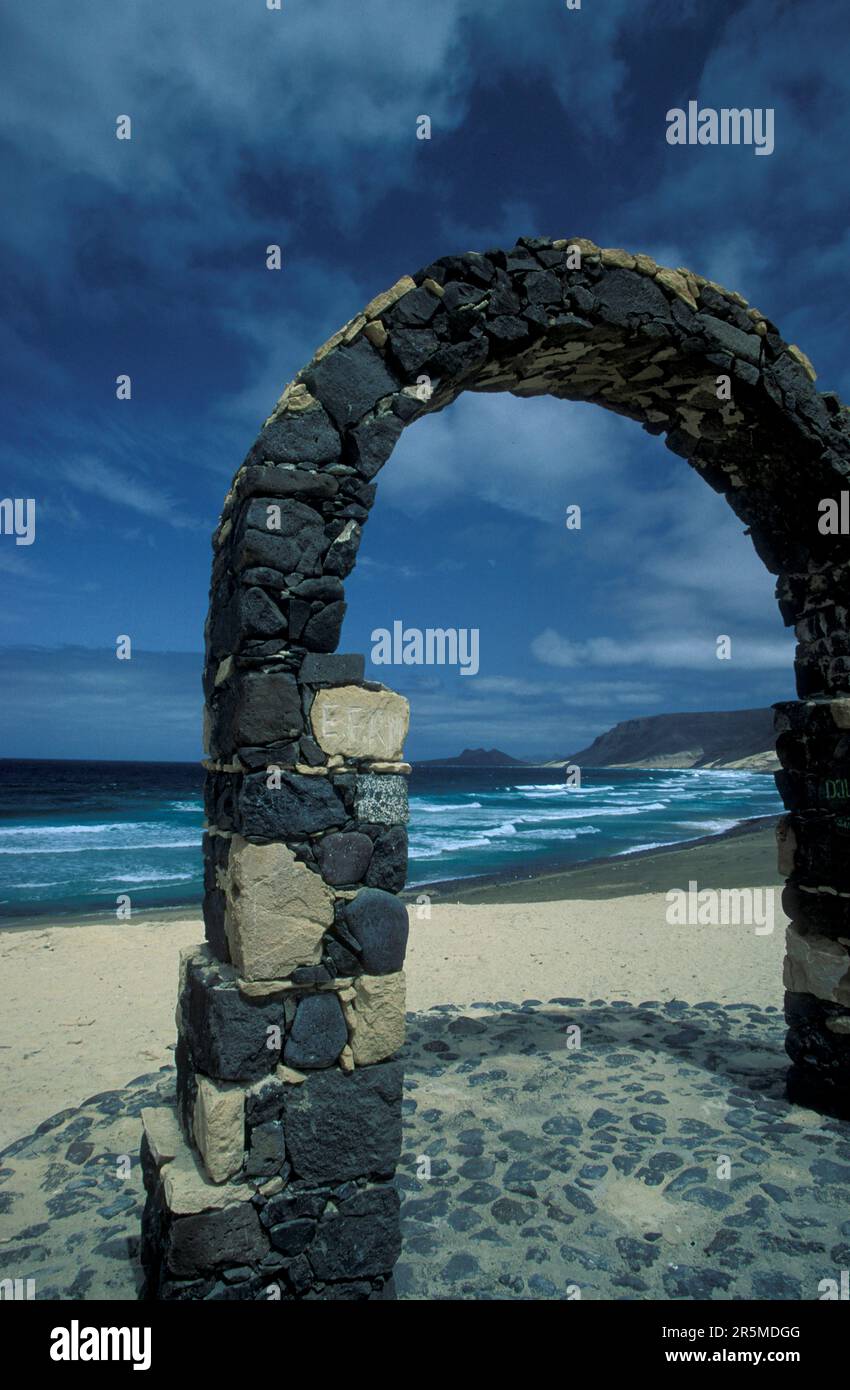 La plage de Praia Grande dans le paysage sur l'île de Sao Pedro sur les ...