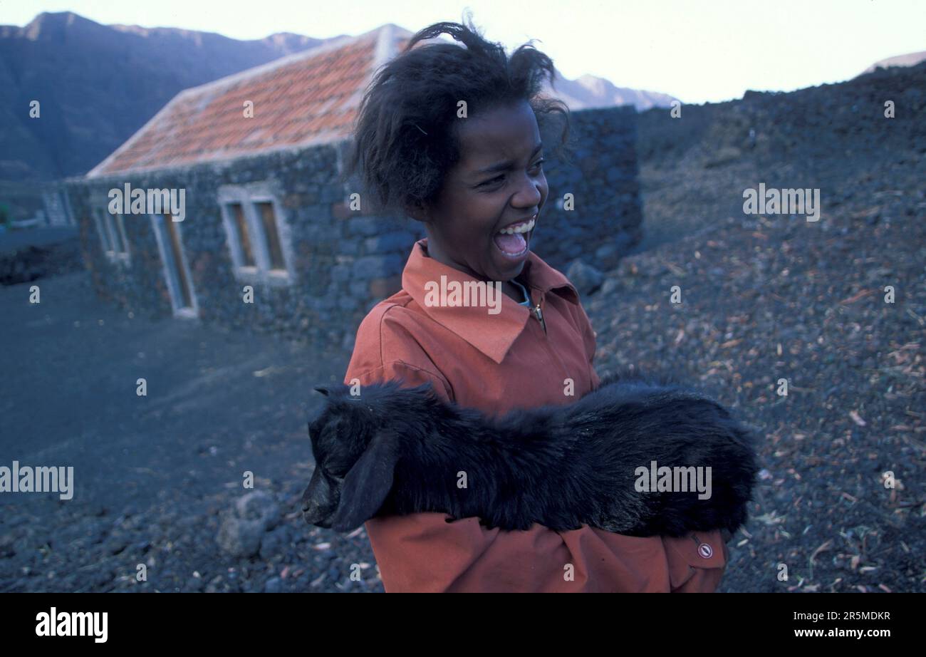 Une fille avec un Goat dans le village de Caquete dans le grand cratère ...