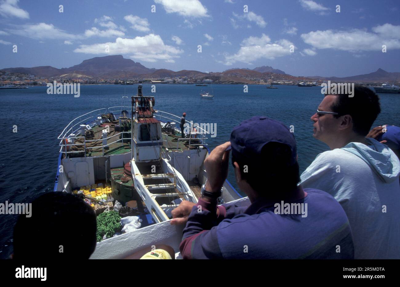 Un ferry en mer sur la côte de la ville de Mindelo sur l'île de Sao ...