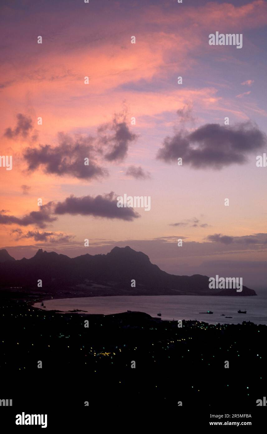 La vue de la ville de Mindelo sur l'île de Sao Pedro sur les îles du ...