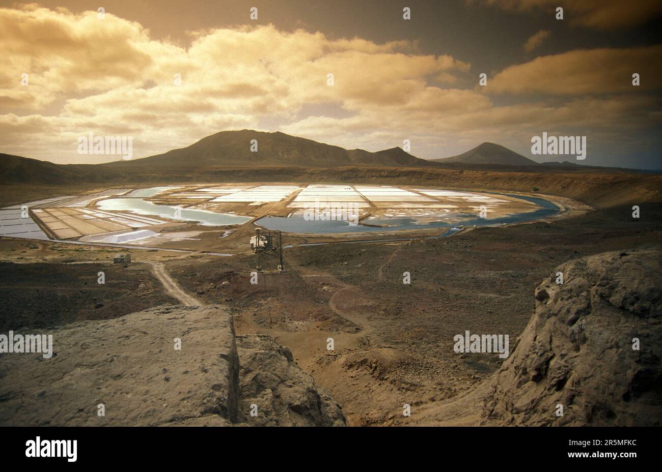 Le cratère des mines de sel à la ville de Pedra de Lume sur l'île de ...