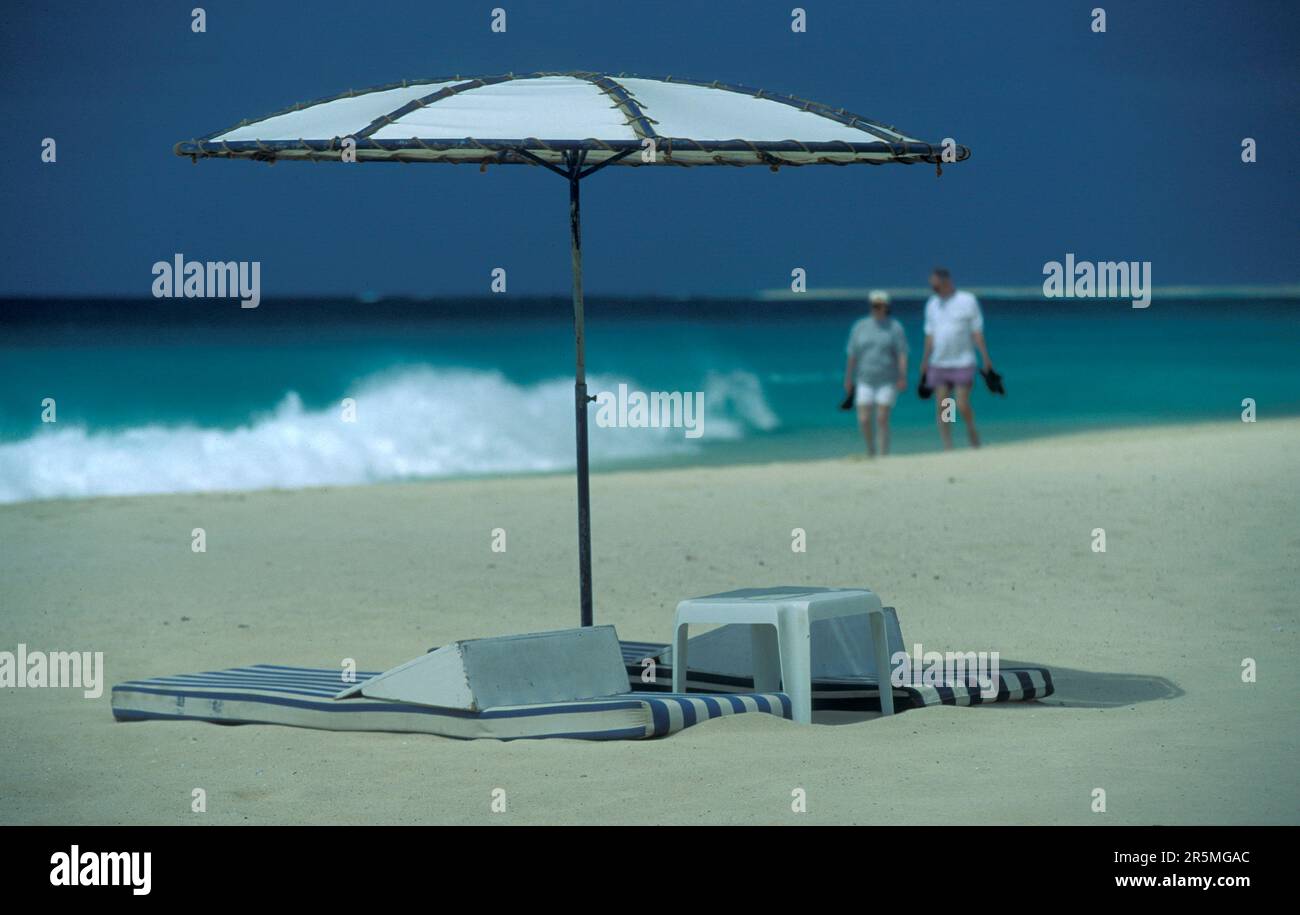 Une plage de sable blanc à la ville de Santa Maria sur l'île de Sal sur ...