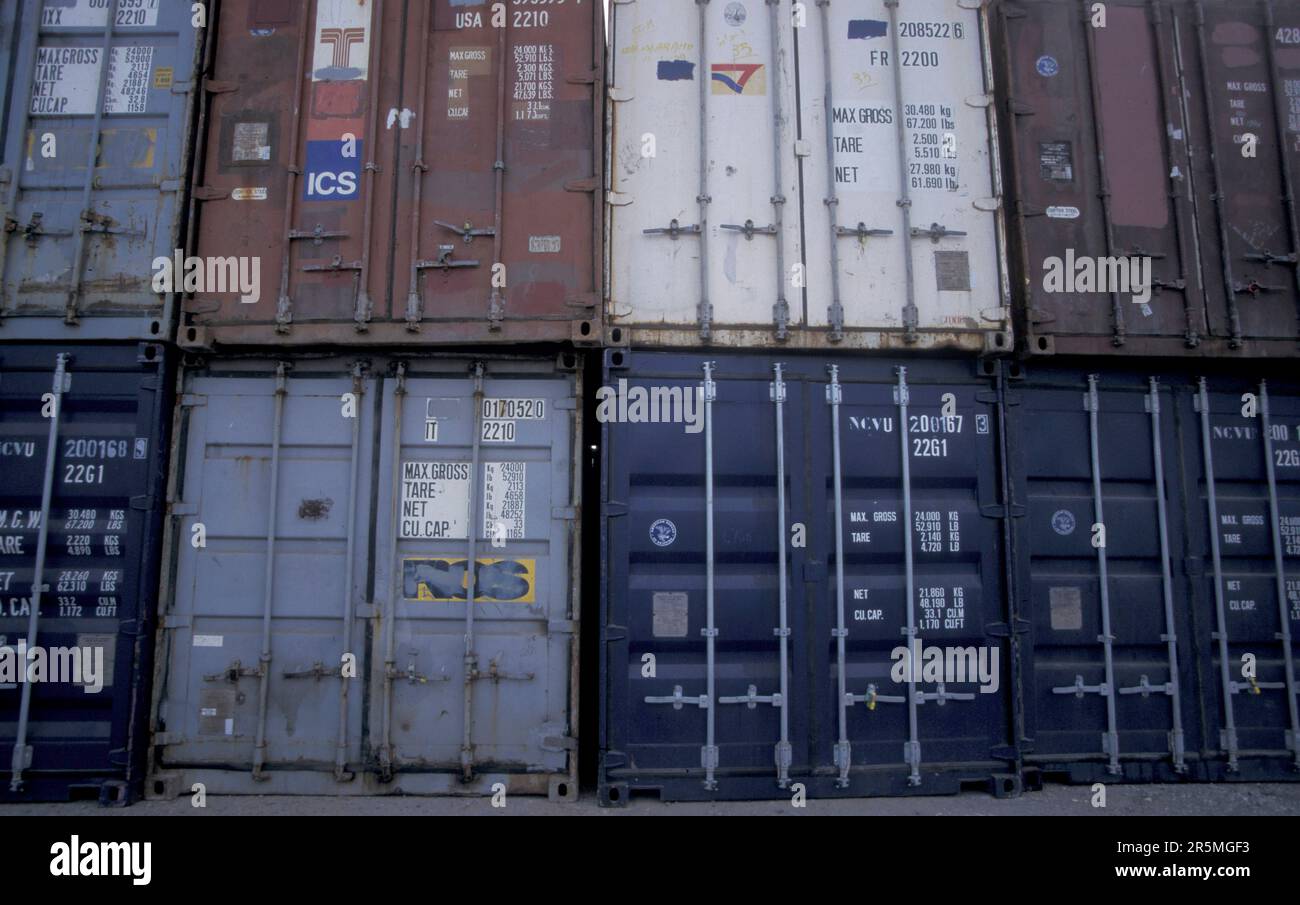 Travailleurs au terminal du navire au port maritime de la ville de ...