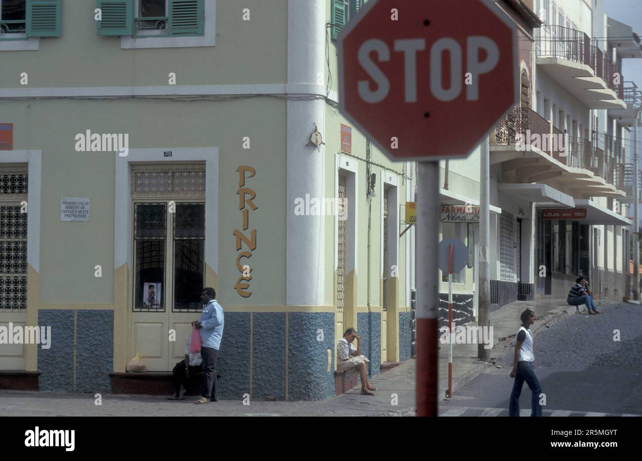 Une route dans le centre ville de Praia sur l'île de Santiago sur les ...
