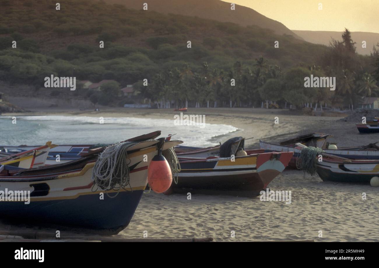 La baie et la plage de la ville de Tarrafal sur l'île de Santiago sur ...