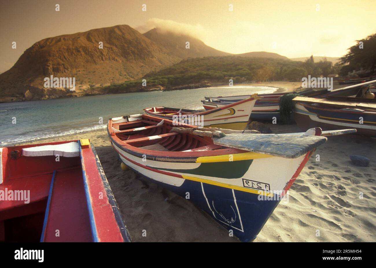 La baie et la plage de la ville de Tarrafal sur l'île de Santiago sur ...