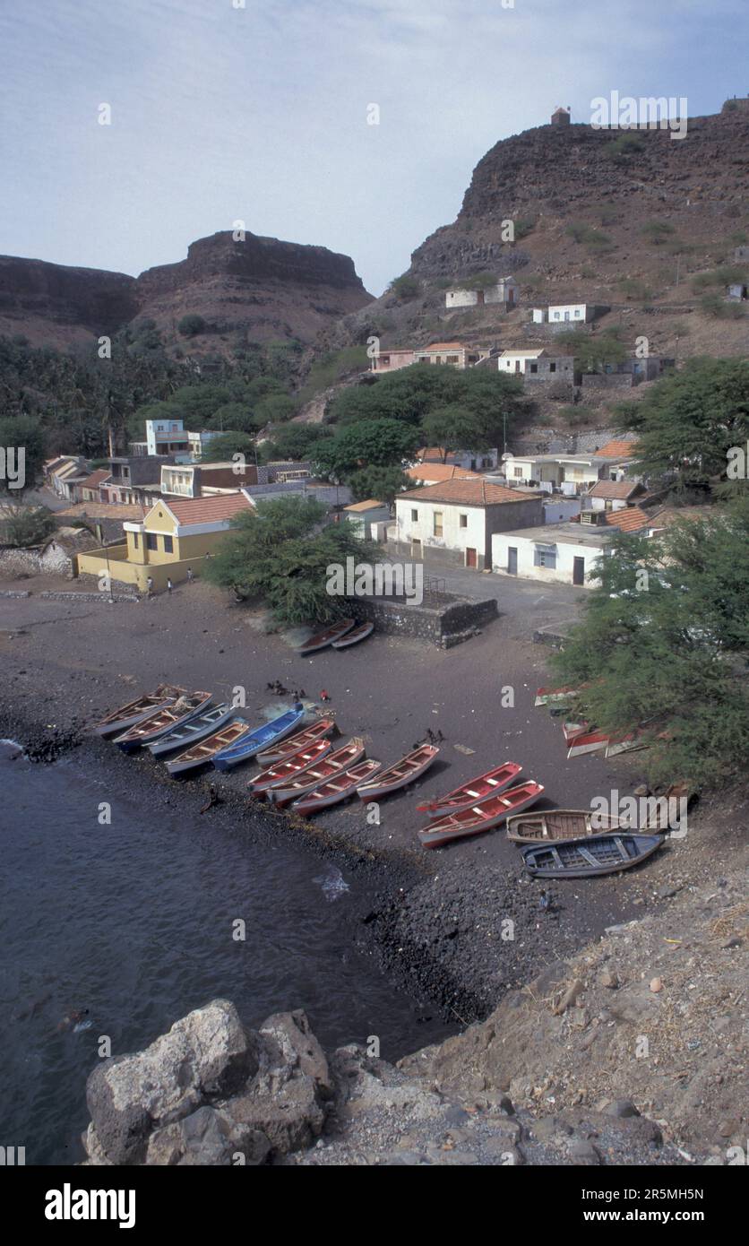 Bateaux de pêche sur la plage et la baie du village de pêche Cidade ...