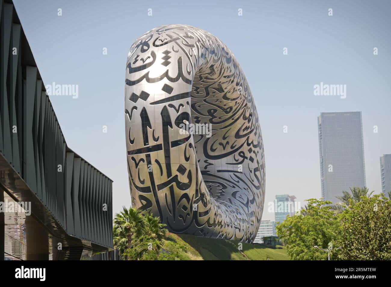 Musée du futur espace d'exposition avec une forme de tore emblématique ...