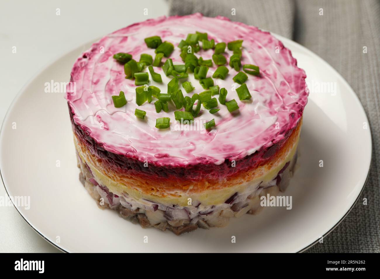 Salade de hareng sous fourrure sur table blanche, gros plan. Plat russe ...