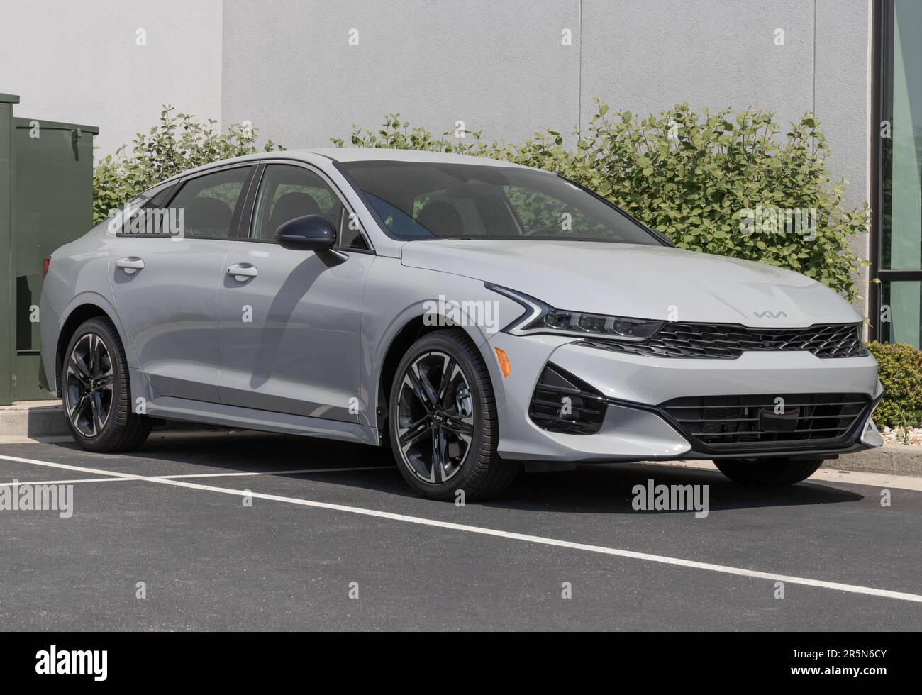 Avon - Circa juin 2023 : exposition Kia K5 GT-Line chez un concessionnaire. Kia propose les ...