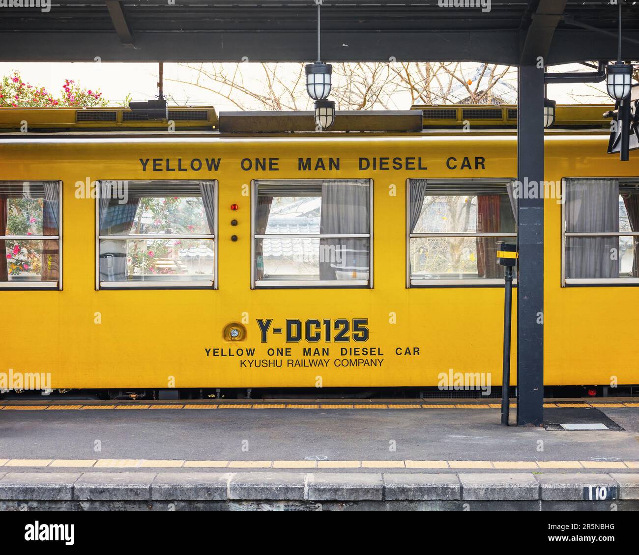 Yufuin, Japon - novembre 27 2022: La 'voiture diesel Yellow One Man ...