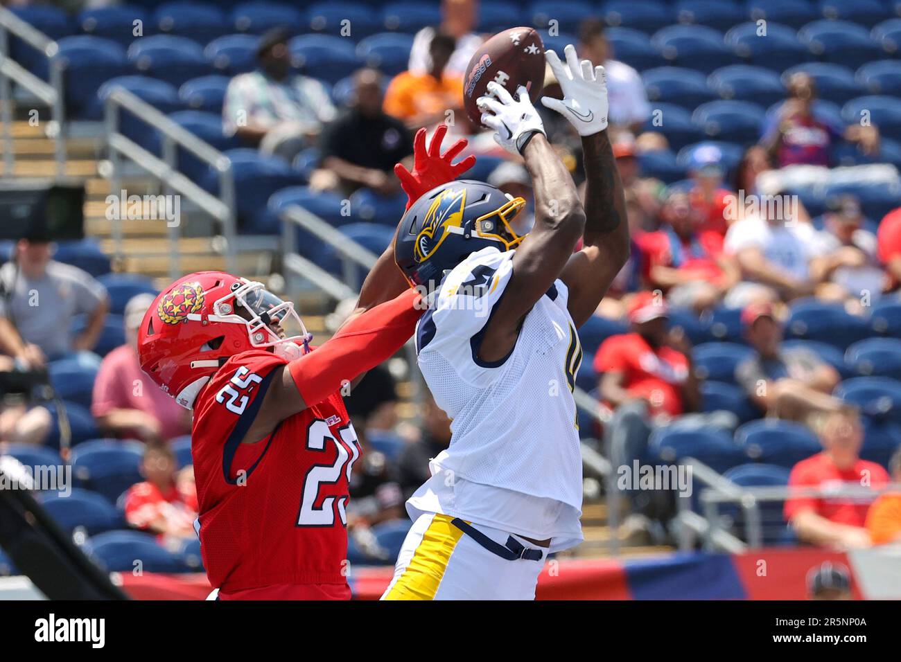 CANTON, OH - JUNE 04: A pass goes off the hands of Memphis Showboats ...