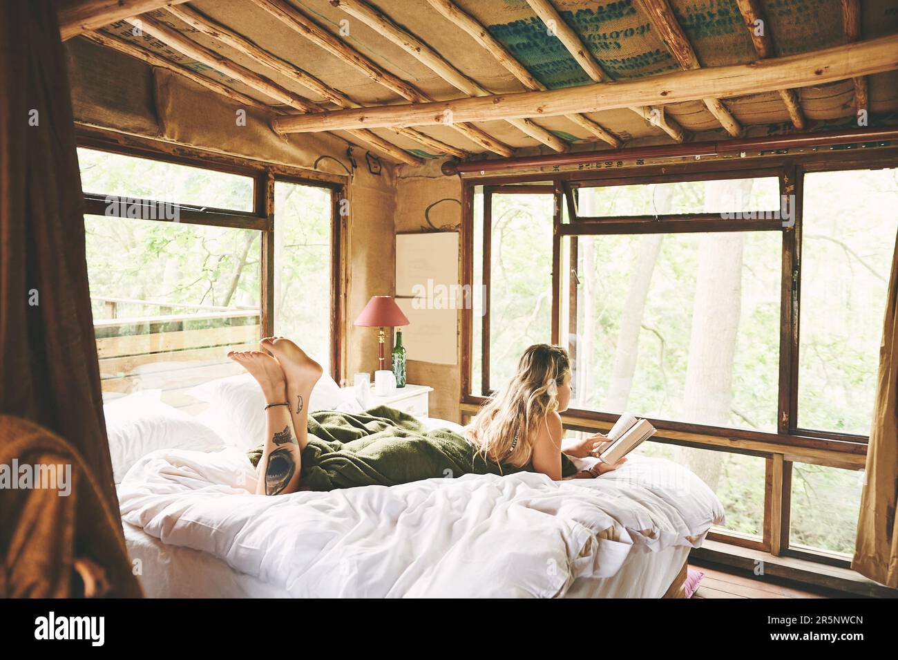 Un bon livre et le silence n'est vraiment pas trop demander. une jeune ...