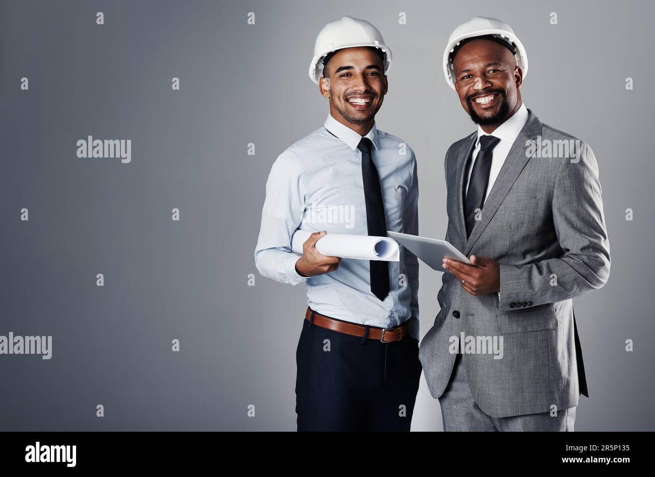 Bien transformer vos plans en réalité. deux ingénieurs civils discutant ...