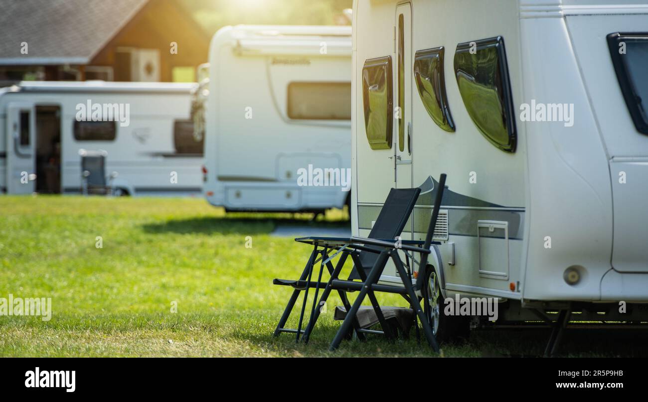Camping camping-car européen en été. Beaucoup de remorques de voyage et ...