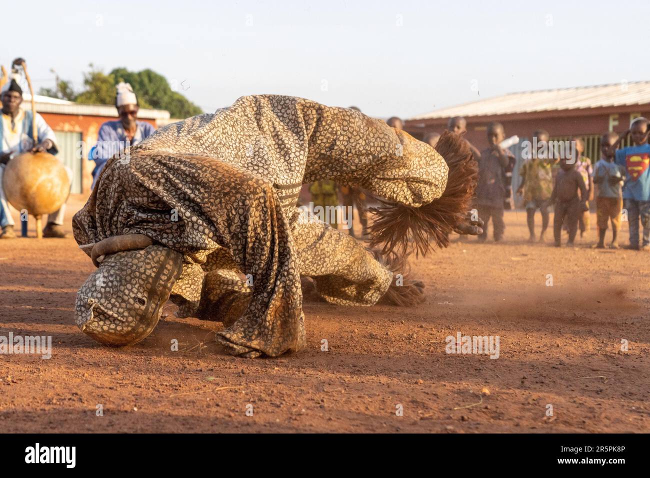 Des images PALPITANTES des Senoufo qui font l'étonnante danse Panther ...
