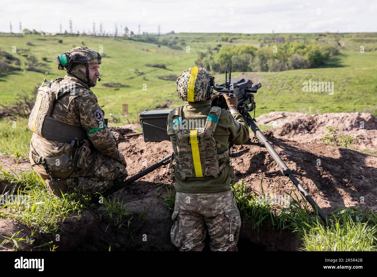Les soldats des Forces armées ukrainiennes en position de tir se préparent à tirer au cours d'un ...