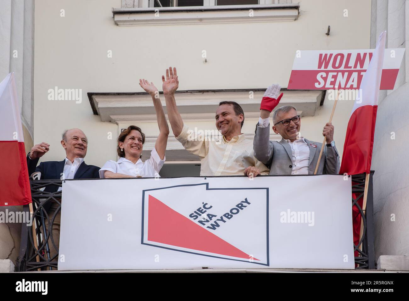 RADOS?aw Sikorski et sa femme Anne Applebaum saluent les gens qui passent de leur balcon. Des ...
