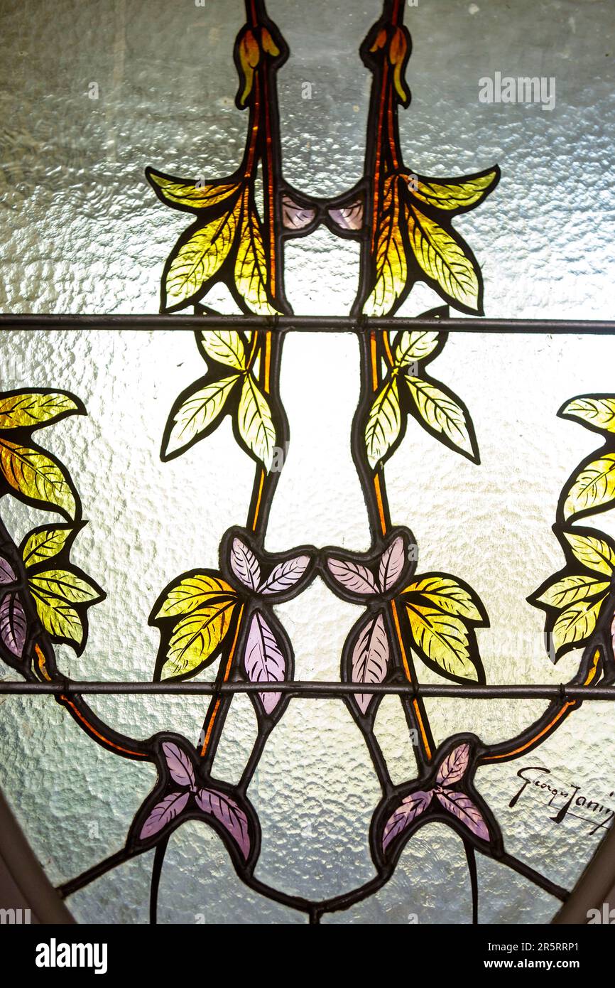 France, Meurthe et Moselle, Nancy, détail d'un vitrail et signature du ...