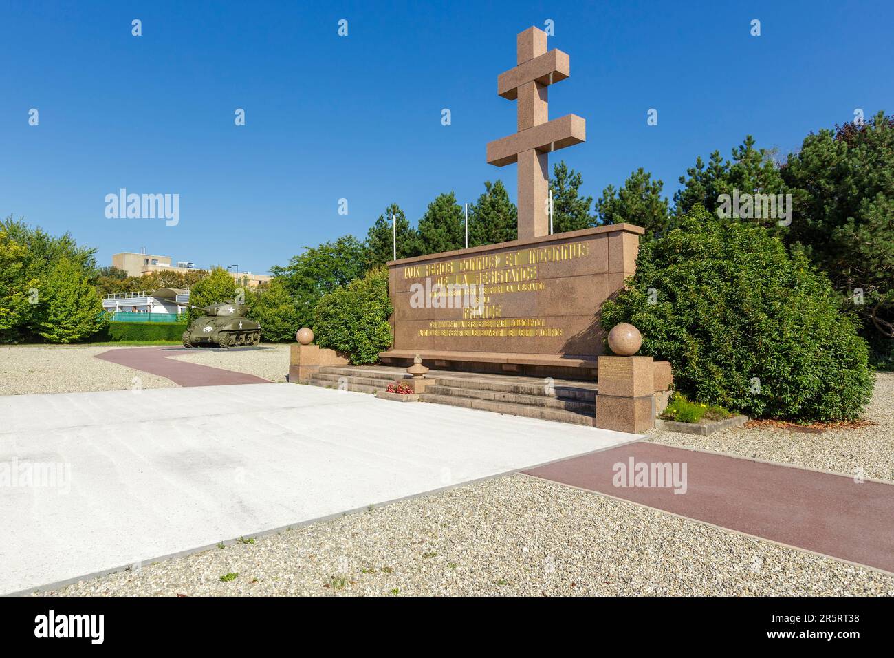France, Meurthe et Moselle, Laxou, mémorial de guerre en marbre rose représentant la croix de ...
