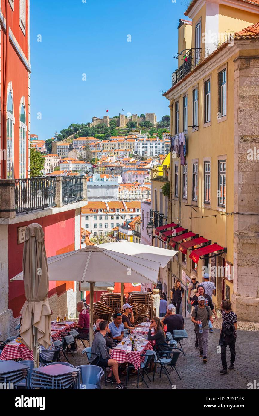 Portugal, Lisbonne, quartier du Chiado, terrasse de restaurant dans la ...