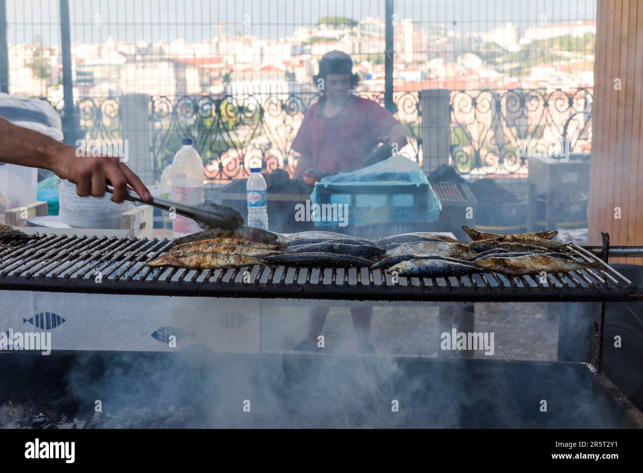 Portugal, Lisbonne, quartier du Chiado, stand de poissons grillés sur ...