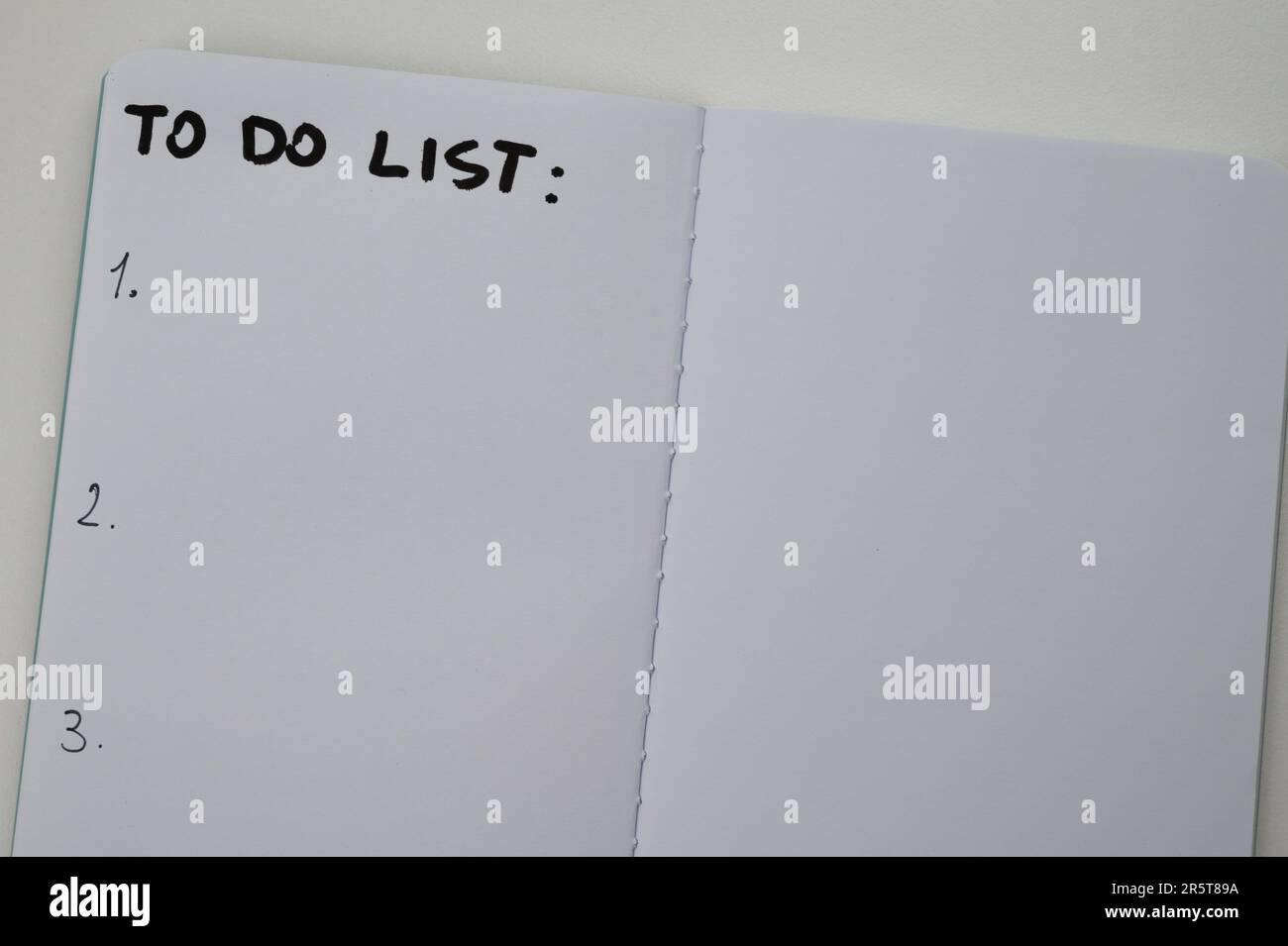 Page de journal vierge avec inscription de la liste des tâches ...