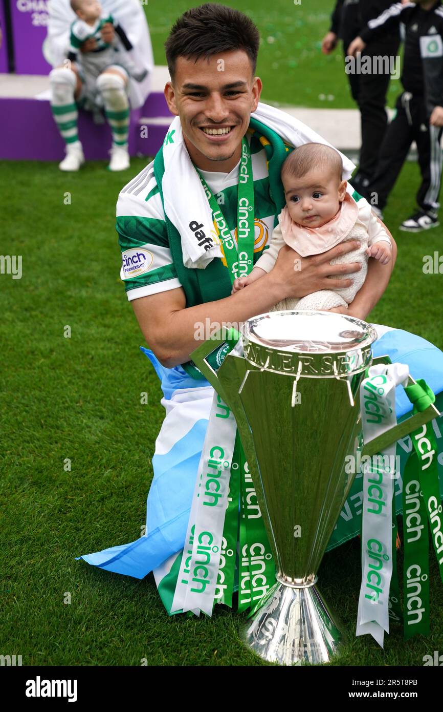 Alexandro Bernabei du Celtic et la famille posent avec le trophée après ...