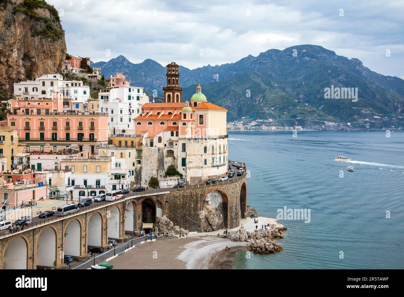 ATRANI, ITALIE - AVRIL 30th 2023 : vue panoramique sur le village d ...