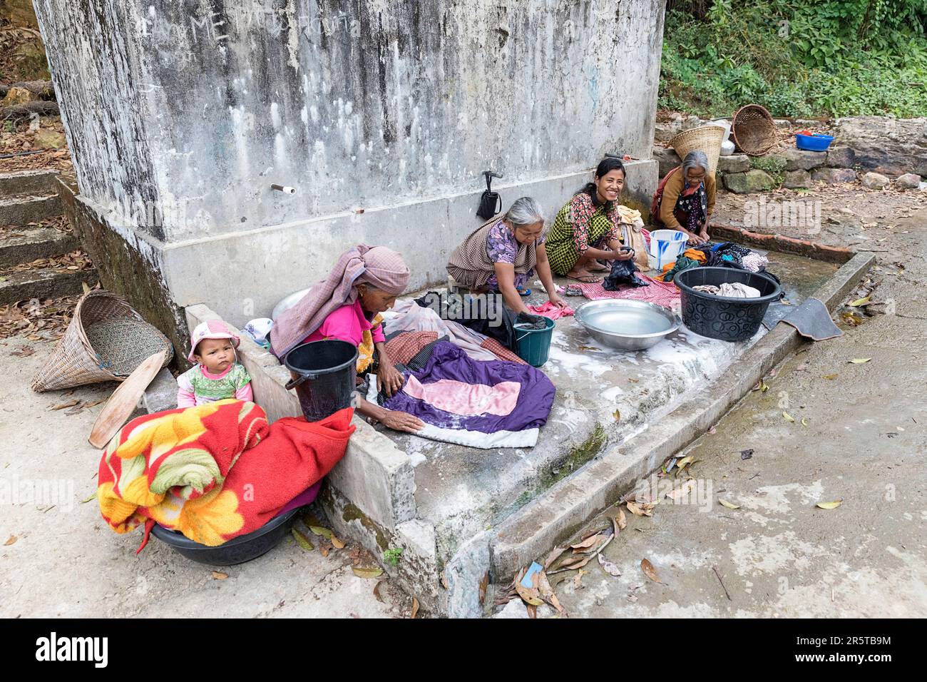 Des femmes de la tribu khasi font de la lessive dans un petit village ...