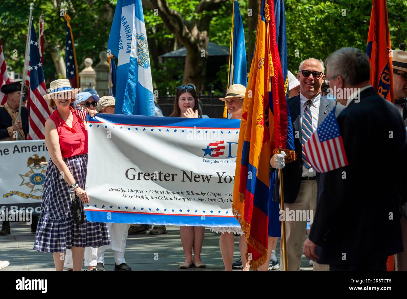 Les participants à la parade annuelle du jour du drapeau à New York, de ...