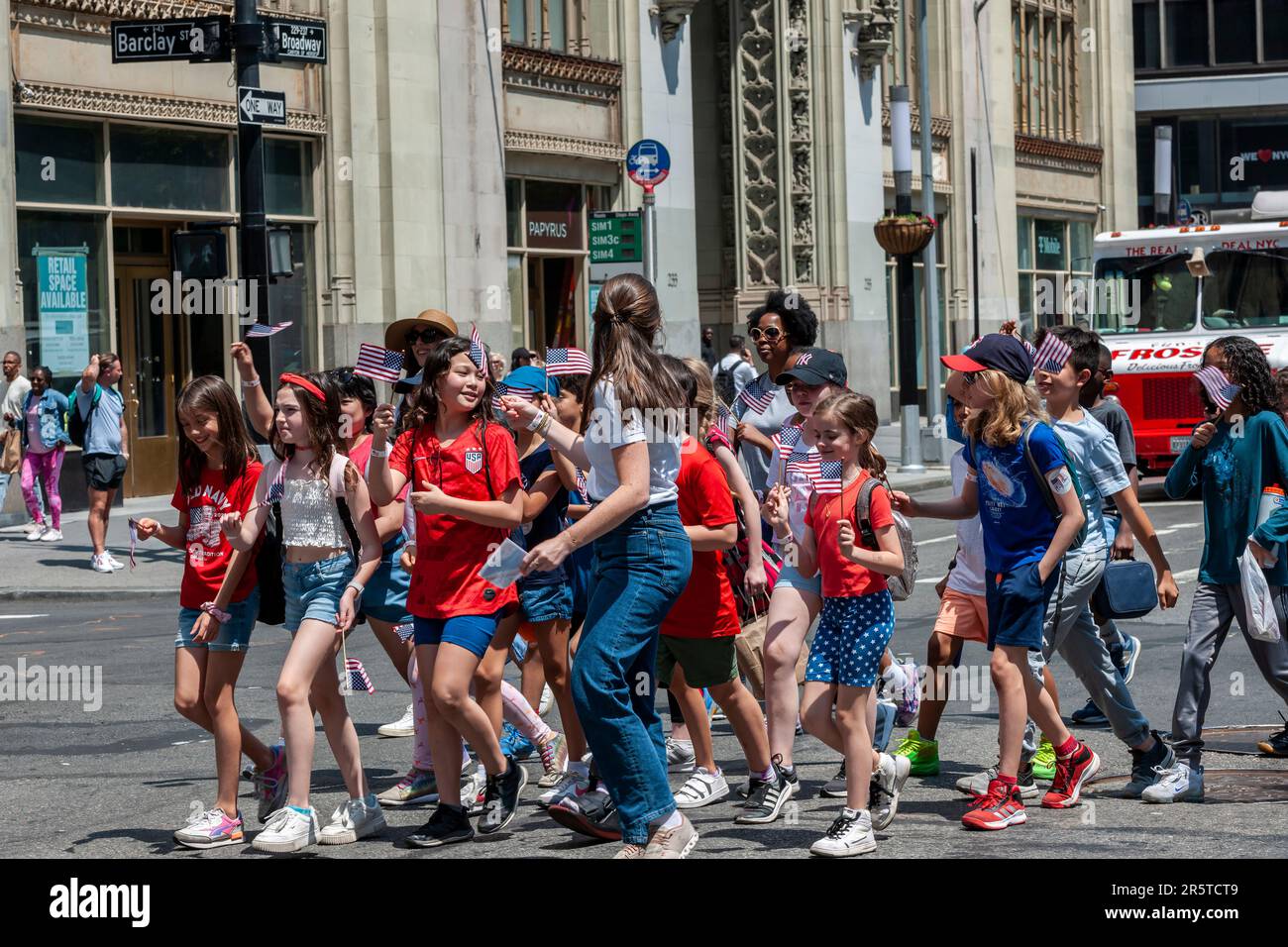 Les participants à la parade annuelle du jour du drapeau à New York, de ...
