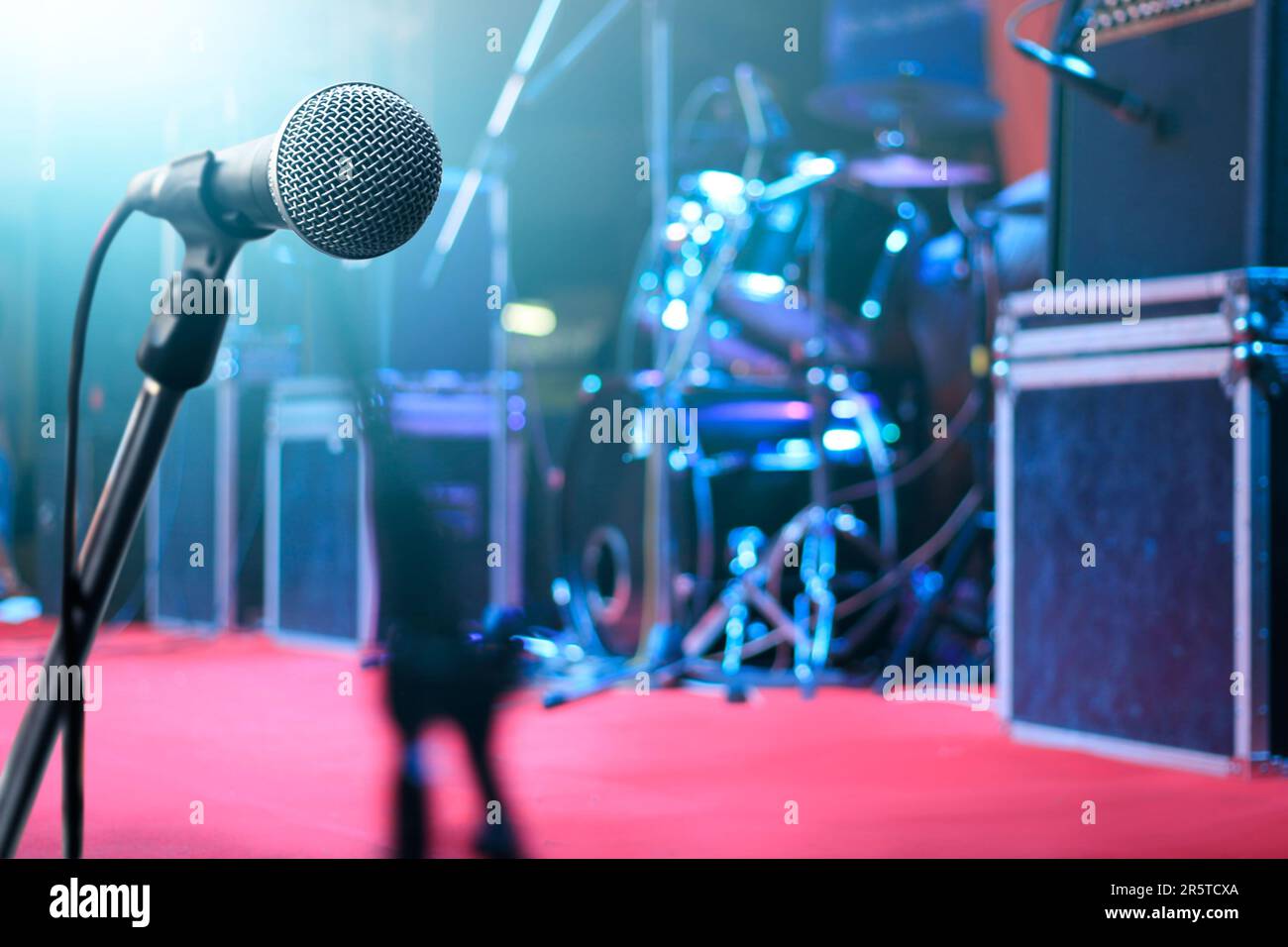 Gros plan d'un microphone sur une scène, avec des instruments de ...