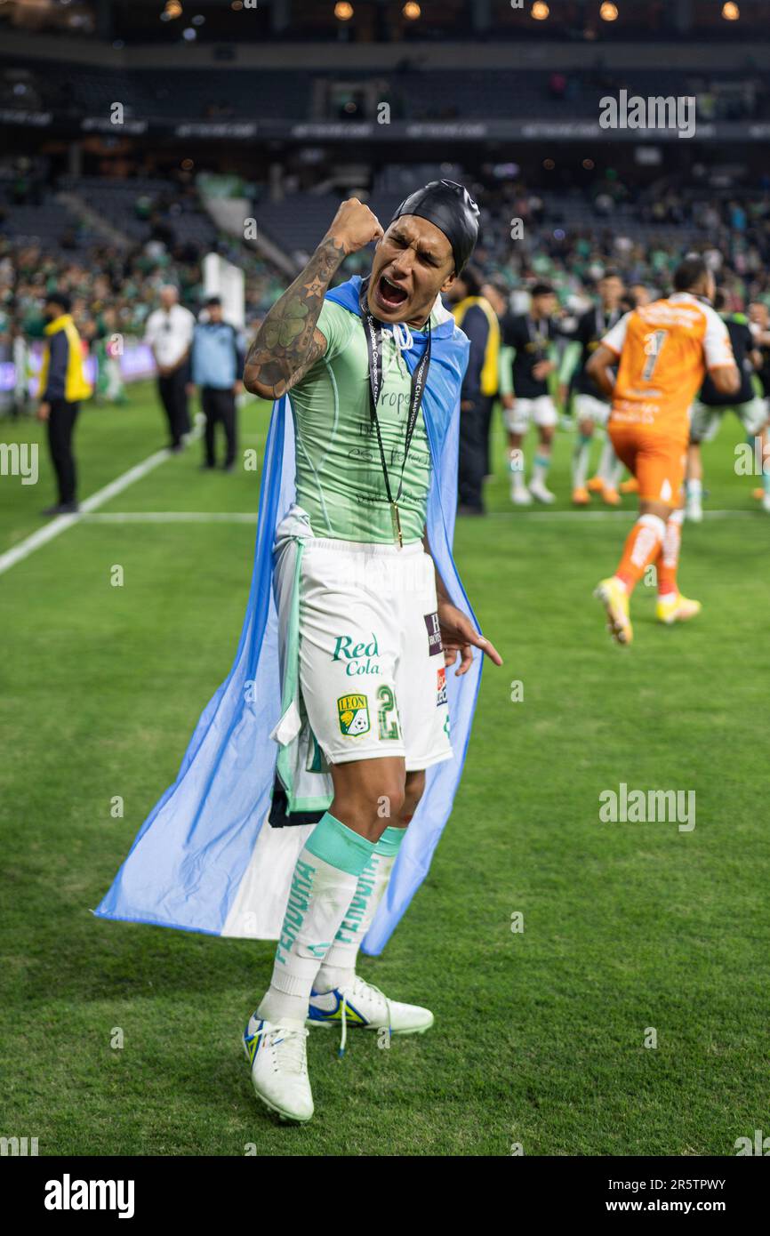 Le milieu de terrain du Club León Lucas Romero (29) célèbre une ...