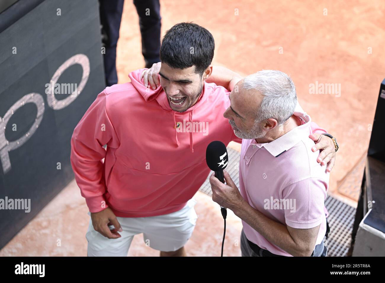 Carlos Alcaraz Garfia avec Alex Corretja Verdegay lors d'une interview lors de l'Open de France ...