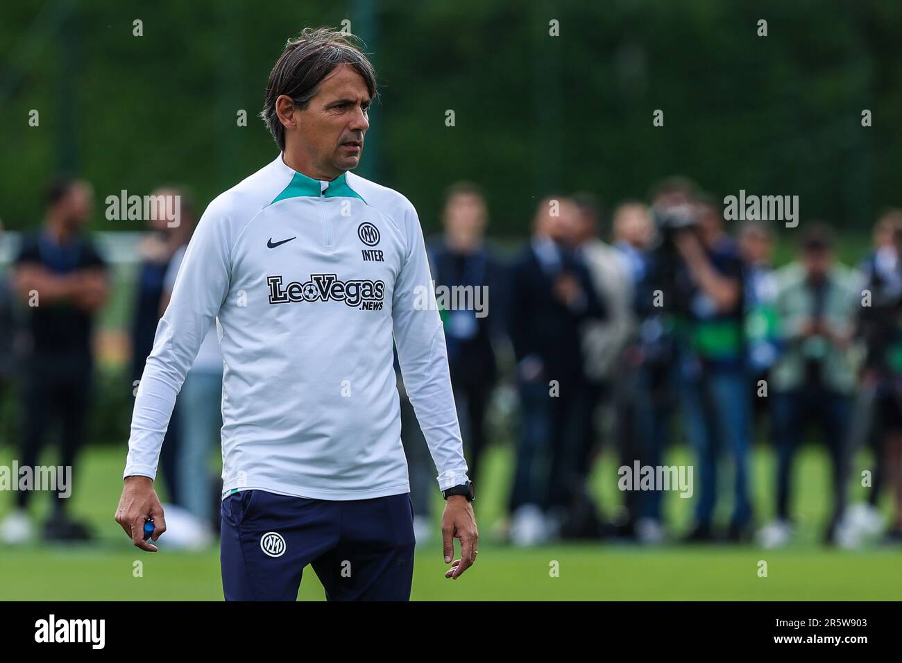 Simone Inzaghi l'entraîneur en chef du FC Internazionale regarde ...
