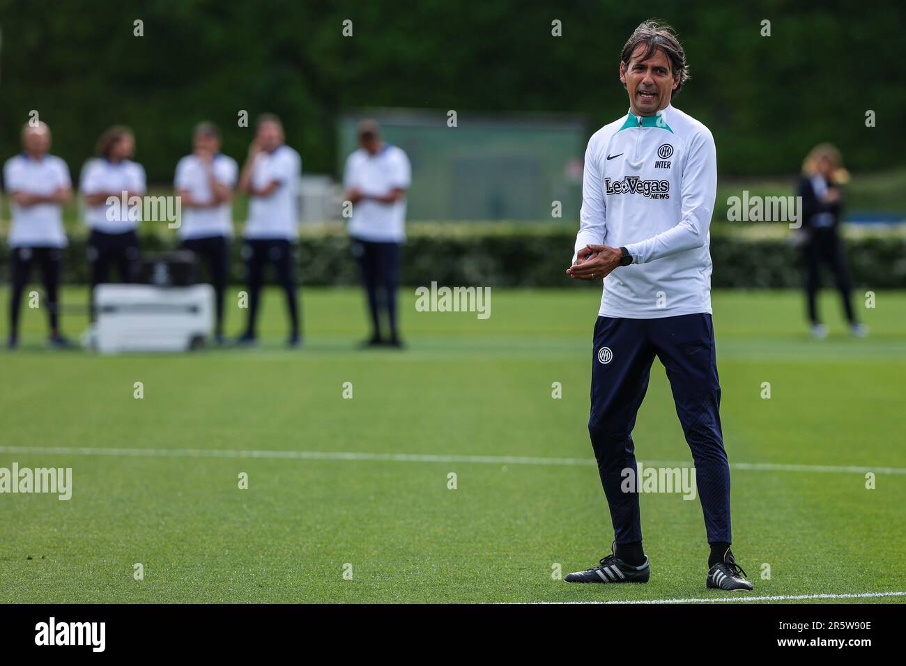 Simone Inzaghi entraîneur en chef du FC Internazionale gestes lors de ...