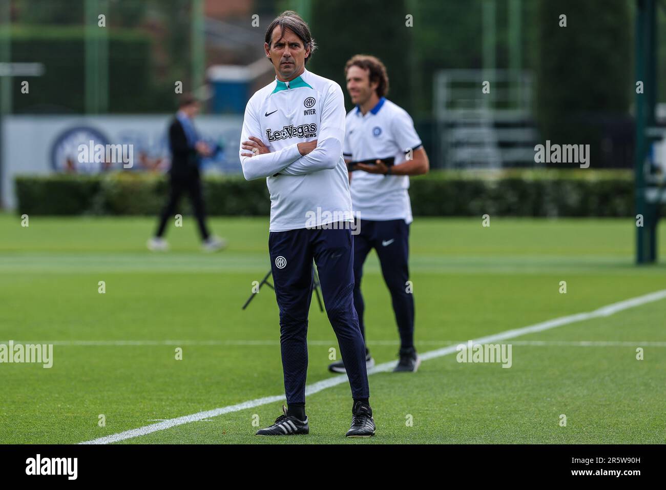Simone Inzaghi l'entraîneur en chef du FC Internazionale regarde ...