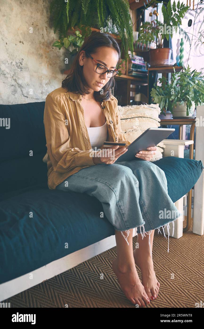 Restez à la maison, faites-le vous livrer. une jeune femme utilisant ...