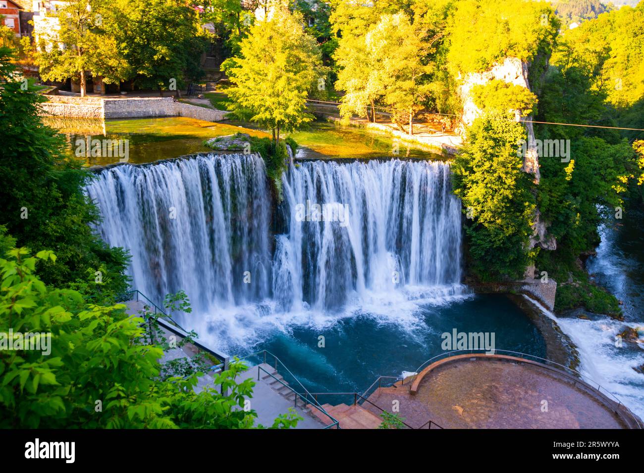Une cascade majestueuse s'élève au-dessus d'une falaise dans un paysage ...