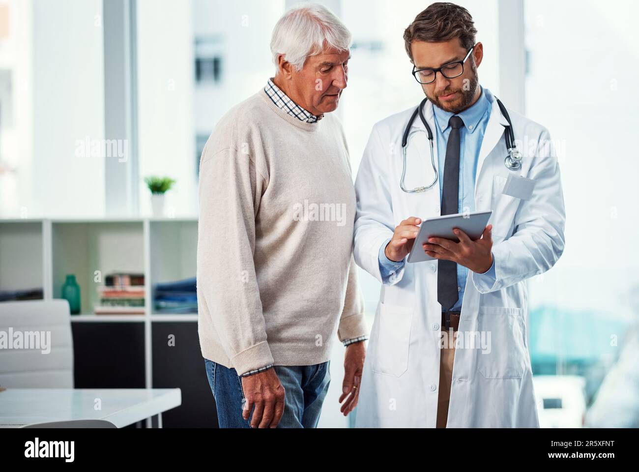 Comprendre son diagnostic de la manière numérique. un médecin discutant de quelque chose sur une ...