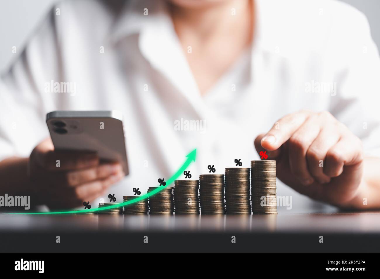 Femme d'affaires main et pile pièces argent avec la flèche vers le haut ...